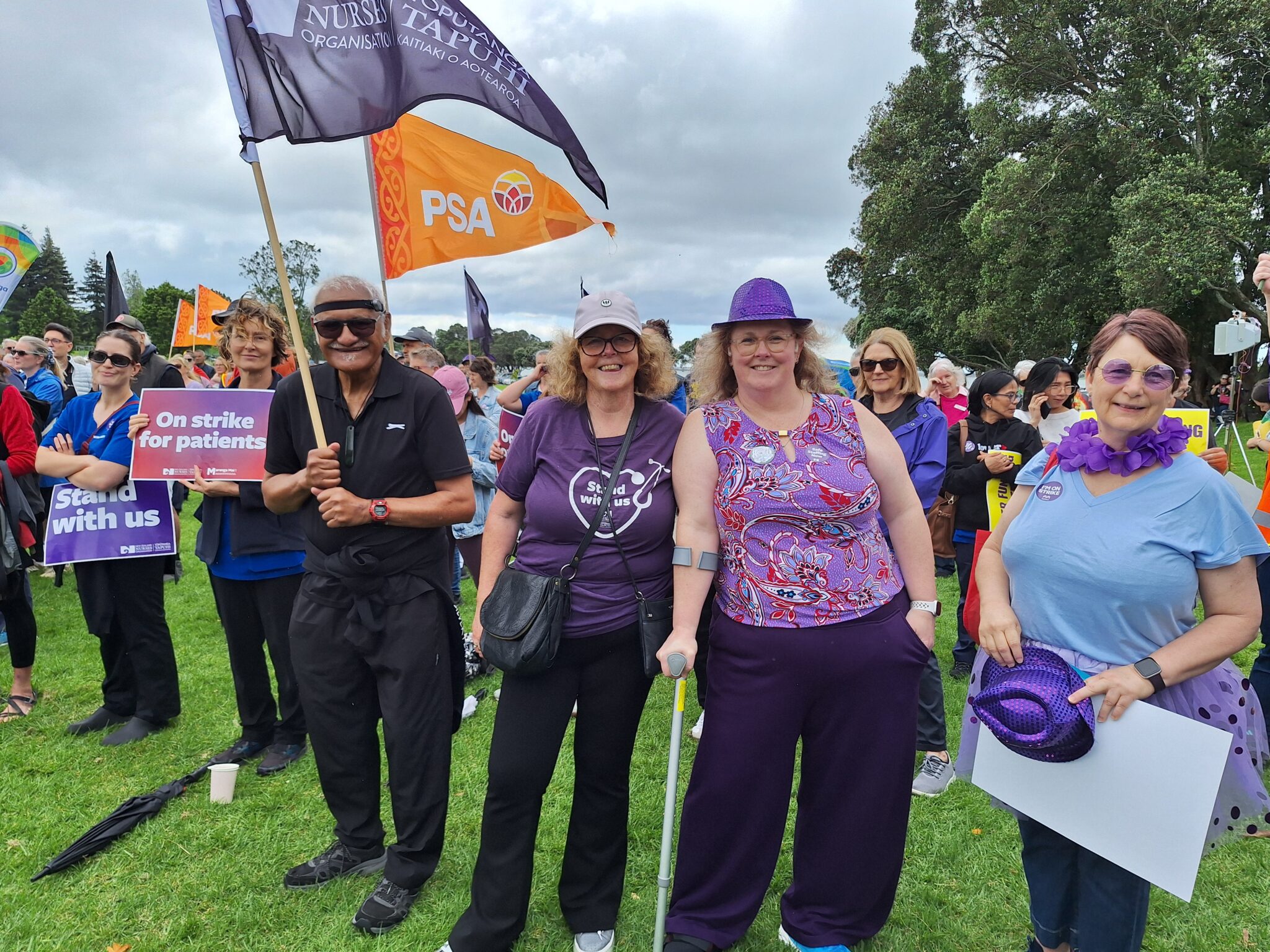 He rite tēnei ki Te Brady Bunch, engari me ngā tāngata ka whakahaumaru ...